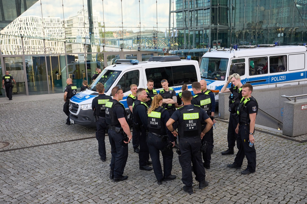 Clans in Berlin: Polizei erwischt Mann mit Mega-Summe am Hauptbahnhof ... Clans in Berlin: Polizei erwischt Mann mit Mega-Summe am Hauptbahnhof ...